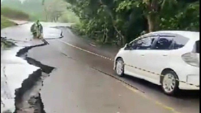 Jalan Retak Seperti Terbelah Terjadi di Jalan Raya Lintas Pantai ...