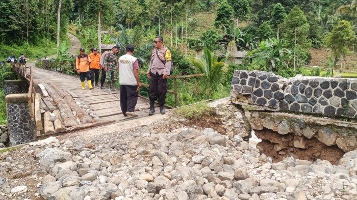 Jembatan Rusak Diterjang Banjir Bandang, Satu Dusun di Cikakak Sukabumi Terisolir ...