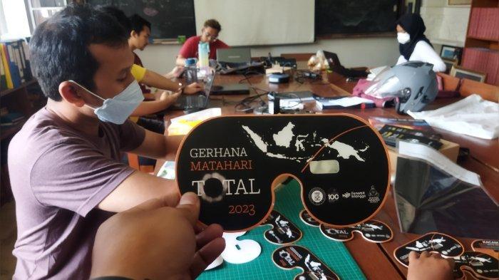 Bosscha Buat 4.000 Kacamata Khusus untuk Masyarakat Lihat Gerhana ...