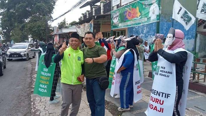 Jelang Debat Capres ke-3, Kader PKB Kuningan Gelar Flashmob Kenalkan Amin di Jalan dan Tempat ...