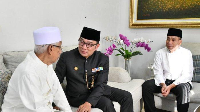 Kang Emil Melayat ke Rumah Duka Ibunda Kapolda Jabar, Kapolda Rebahkan Wajah di Pundak Kang Emil ...