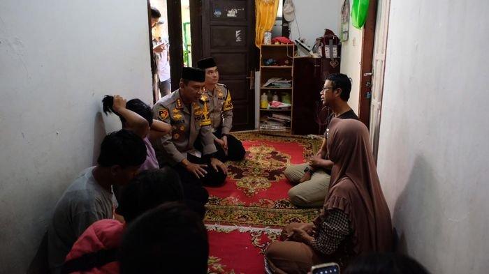 Driver Ojol Tewas Diseret Harrier di Bandung, Terungkap 3 Anaknya Kini ... Driver Ojol Tewas Diseret Harrier di Bandung, Terungkap 3 Anaknya Kini ...