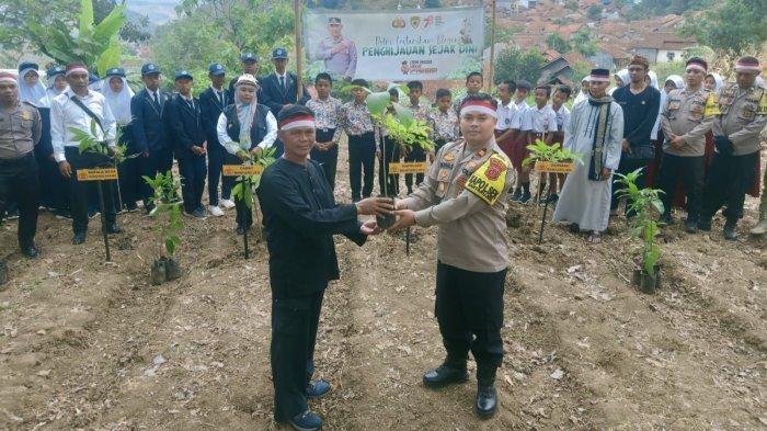 Tanam Ratusan Bibit Pohon, Cara Polsek Bantarujeg Majalengka Ajak Pelajar Jaga Lingkungan ...