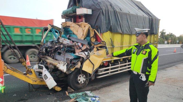 Truk Tabrak Truk di Ruas Jalan Tol Cipali Purwakarta, Satu Orang Tewas, Dua Kendaraan Rusak ...