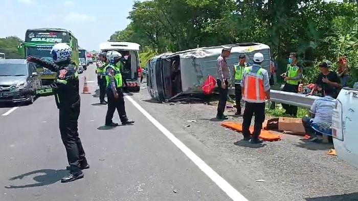 BREAKING NEWS Kecelakaan Maut Mobil Elf Berisi 17 Penumpang Terguling di Tol Cipali KM 124 ...
