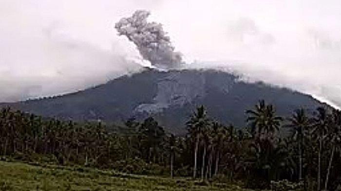 Breaking News Gunung Ibu Kembali Erupsi, Semburkan Abu Hingga 800 Meter dari Atas Puncak ...