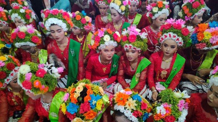 Cantiknya Kasinoman Cuene, Gadis-gadis Bermahkota Bunga Pada Pesta Adat ...