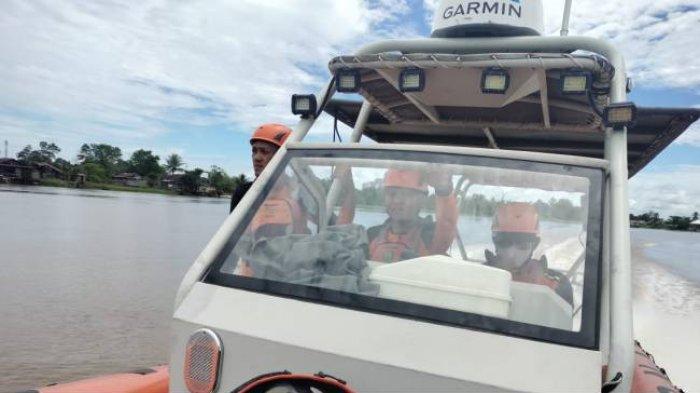 Detik-detik Petinggi Parpol di Kalimantan Nekat Lompat ke Sungai ... Detik-detik Petinggi Parpol di Kalimantan Nekat Lompat ke Sungai ...