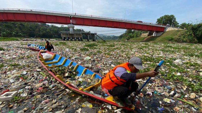 Penanganan Sampah di Sungai Citarum Batujajar Ditargetkan Tuntas 7 Hari, Pembersihan Capai 75 ...