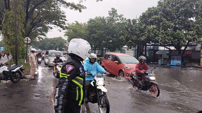 Sempat Terendam Banjir, Jalan Soekarno-Hatta Bandung Sudah Dapat Dilalui Kendaraan ...