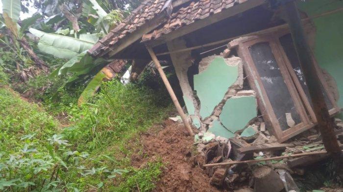 Diterjang Longsor, 7 Rumah di Bandung Barat Rusak Berat, Jalan Penghubung Dua Desa Terputus ...
