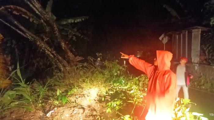 Jalan Nasional Kiara Dua Sukabumi Tertutup Longsor dan Pohon Tumbang, Hanya Bisa Dilalui Satu ...