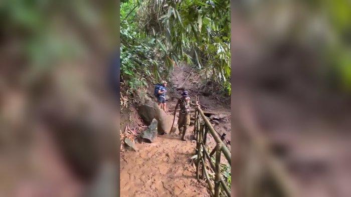 Akses Wisata Curug Cilengkrang Kuningan Tertutup Longsor, Kades ...