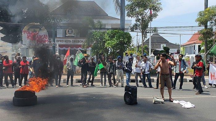Tolak Kenaikan Harga BBM, Mahasiswa Berunjuk Rasa dan Bakar Ban Bekas di DPRD Kota Cirebon ...