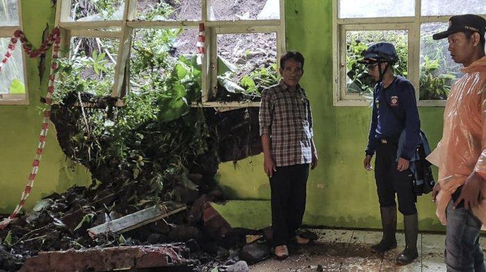 Dinding SD Negeri 2 Leuwibudah Tasikmalaya Jebol Akibat Longsor, Murid ...