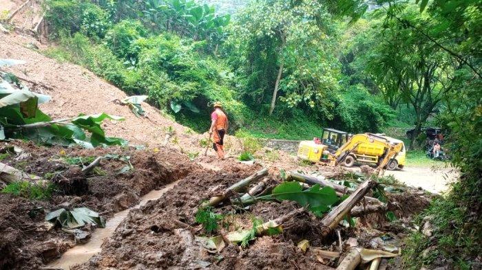 Material Longsor di Jalan Penghubung Cipatat-Saguling Sulit Dievakuasi, Arus Lalin 4 Hari Lumpuh ...