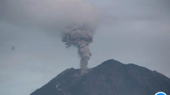 Gunung Semeru Erupsi Pagi Ini, Kolom Abu Terlihat Sampai 600 Meter di Atas Puncak Gunung ...