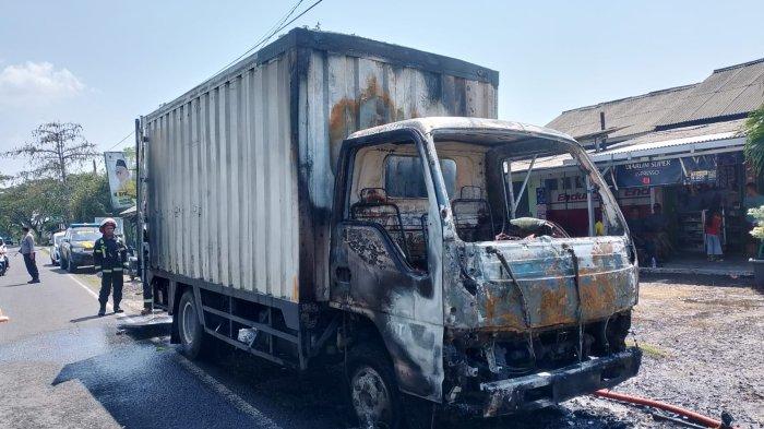 Detik-detik Mobil Box Terbakar di Jalan Raya Desa Lombang Indramayu ...