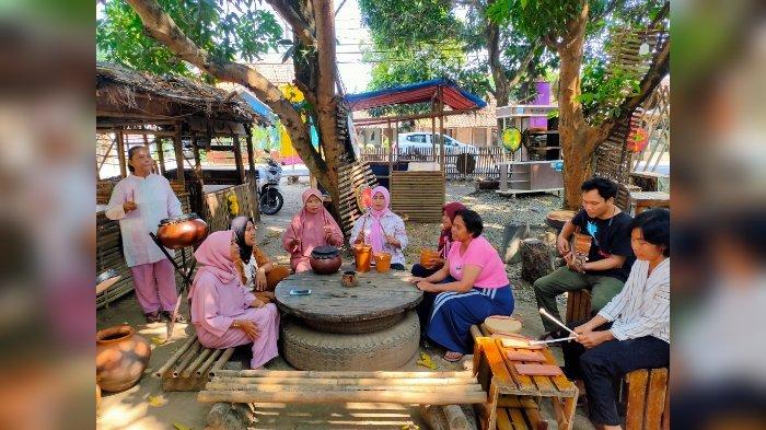 Lirik Lagu Mother Bank Jalan-jalan, Grup Musik Emak-emak Majalengka ... Lirik Lagu Mother Bank Jalan-jalan, Grup Musik Emak-emak Majalengka ...