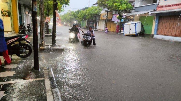 Nekat Terobos Banjir di Pusat Kota Indramayu, Sejumlah Motor Mogok, Warga: Jalanan Kayak Empang ...