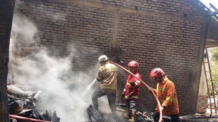 Rumah Warga di Cimanggung Sumedang Terbakar, Diduga Api Berasal Dari Tungku Kayu Bakar ...