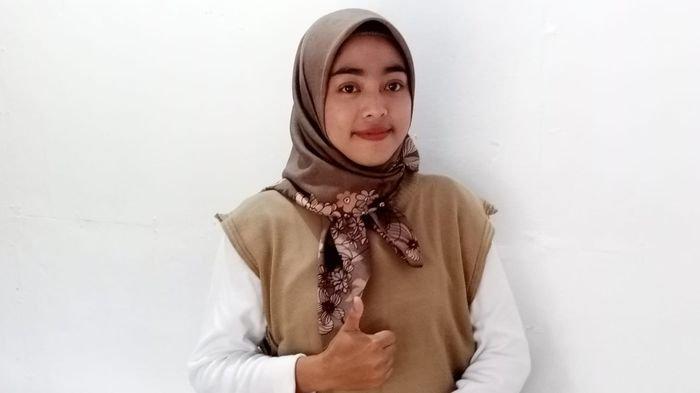 Gadis Cantik asal Ciater Subang Ini Dirikan Sekolah di Daerah Terpencil Perbukitan - Halaman all ...