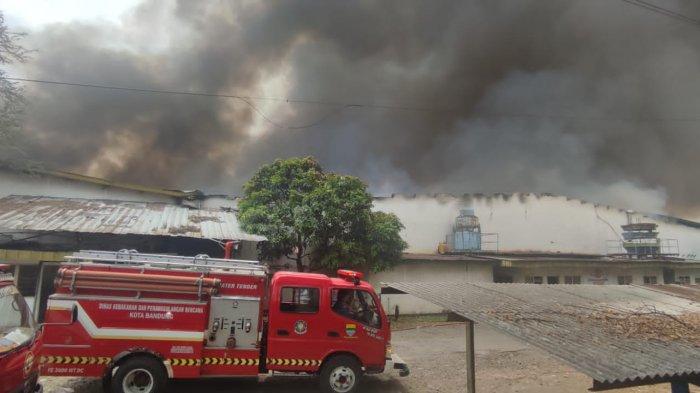Pabrik Kain di Jalan A.H. Nasution Bandung Hangus Terbakar, Api Diduga Berasal Dari Mesin ...