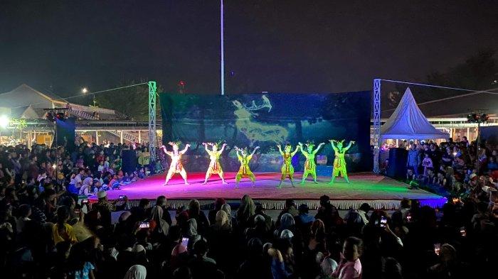 Sendra Tari Kolosal Babad Tanah Dermayu di RTH Jatibarang Indramayu ...