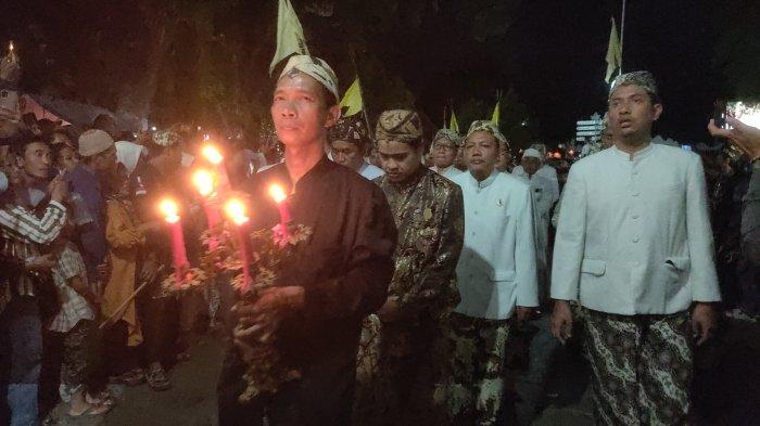 Magnet Spiritual Panjang Jimat Keraton Kasepuhan Cirebon, Ribuan Warga ...