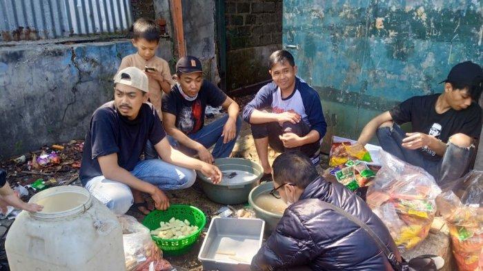 Kiosnya di Pasar Sadang Serang Dijarah Saat Kebakaran, Iwan Cari dan ...