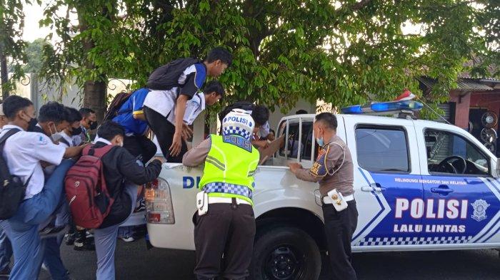 Ratusan Pelajar di Kuningan Telantar Akibat Angkutan Mogok, Mobil ...