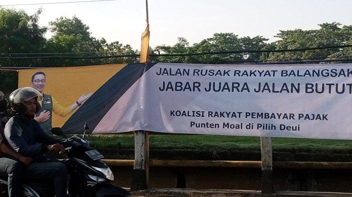 Muncul Spanduk 'Jabar Juara Jalan Butut', Kritikan Untuk Ridwan Kamil ...