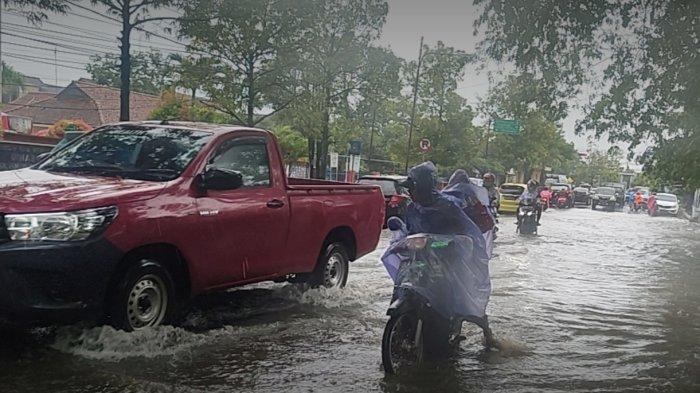 Sejumlah Motor Mogok Saat Terjang Banjir yang Mengepung Ruas Jalan Pusat Kota Indramayu ...