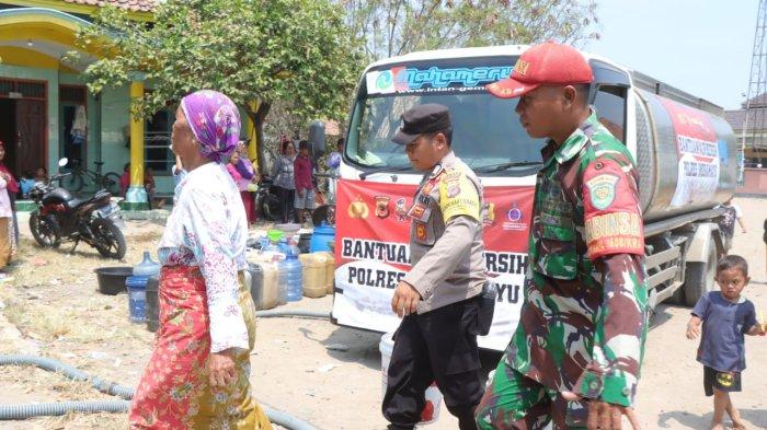 Dampak Kekeringan Meluas di Indramayu, Polisi Dikerahkan Distribusikan Air Bersih untuk Warga ...