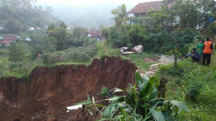 Pergeseran Tanah di Ciwidey Makin Parah Setelah Gempa Garut, 4 Kepala ...