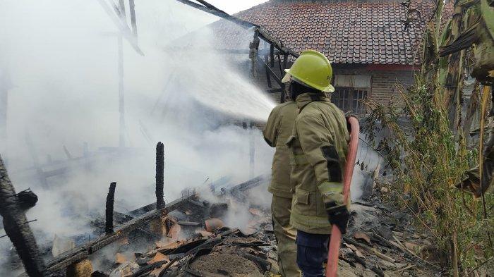 Diduga Akibat Korsleting Listrik, Rumah di Palabuhanratu Ludes Terbakar, Barang Tak Ada yang ...