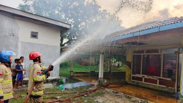 Rumah Warga di Desa Kalensari Indramayu Terbakar Hebat, Kerugian Capai Rp 120 Juta ...