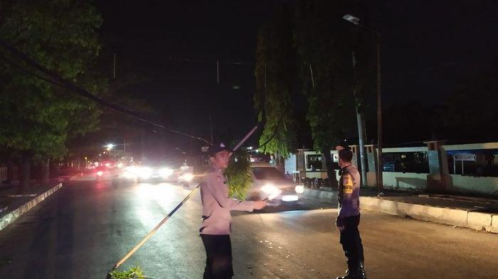 Bus Rombongan Haji Tersangkut Kabel Listrik PLN di Indramayu, Kaca ...