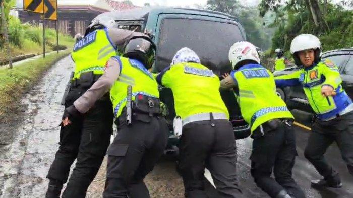 Aksi Heroik Polisi di Jalur Mudik Limbangan Garut, Bantu Dorong Mobil ...