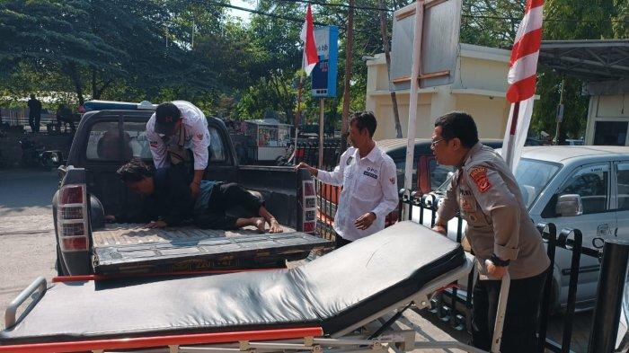 Seorang Pria Tergeletak Nyaris Tak Sadarkan Diri di Pinggir Jalan ...