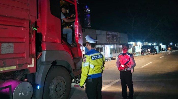 Polisi Razia Truk Sumbu 3 yang Melintas di Tol Cipali dan Jalur Pantura Indramayu Saat Momen ...