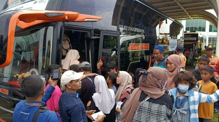 Herman dan Riana Semringah Naik Bus Gratis Kemenhub dari Cirebon ke ...