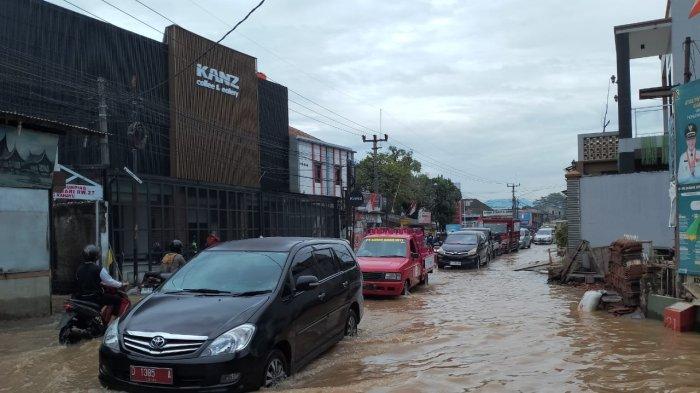 Nekat Terjang Banjir di Baleendah Kabupaten Bandung, Puluhan Kendaraan Mogok - Tribuncirebon.com