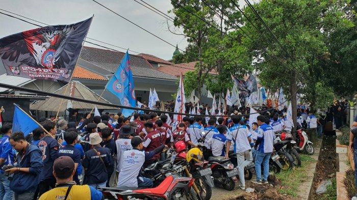 BREAKING NEWS: Ratusan Buruh Kepung Kokardan Majalengka, Kawal Rapat ... BREAKING NEWS: Ratusan Buruh Kepung Kokardan Majalengka, Kawal Rapat ...