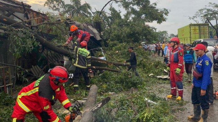 Reklame dan Pohon Tumbang di Jalan Raya Bandung-Garut Akibat Diterjang ...