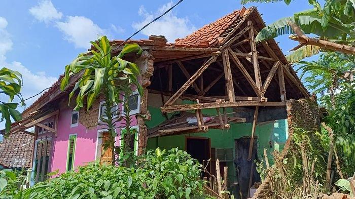 Puluhan Bangunan Rusak Akibat Gempa Magnitudo 6,5 di Garut, BPBD ... Puluhan Bangunan Rusak Akibat Gempa Magnitudo 6,5 di Garut, BPBD ...