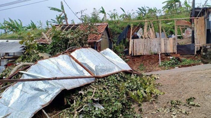 Ratusan Rumah di Cimenyan Rusak Akibat Diterjang Angin Puting Beliung ...