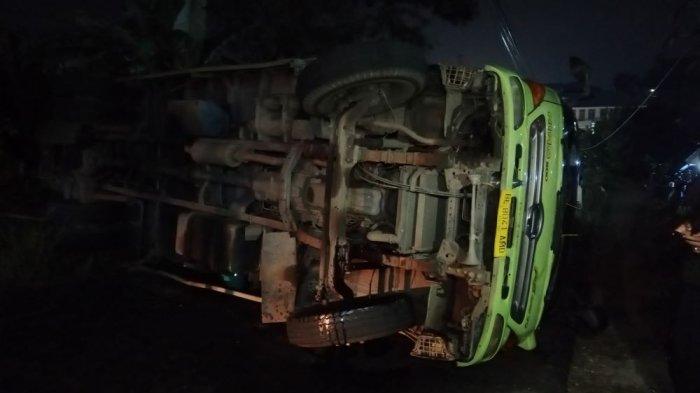 Diduga Tak Kuat Nanjak, Truk Muatan Kayu Terguling di Sumedang, Korban Luka Dibawa ke Puskesmas ...