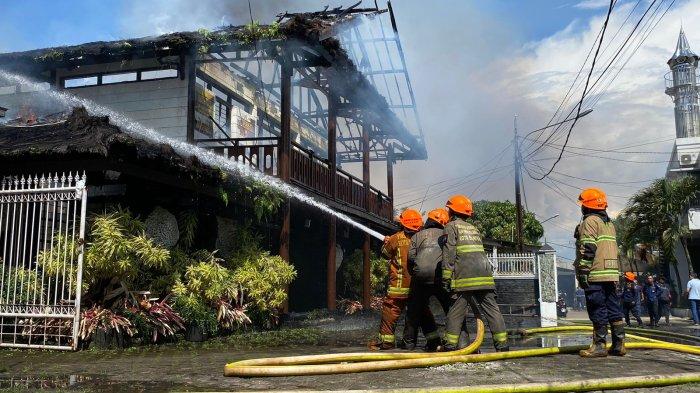 Api di Gudang Triplek Belum Padam, Rumah Makan Tak Jauh Dari TKP Juga Terbakar - Tribuncirebon.com