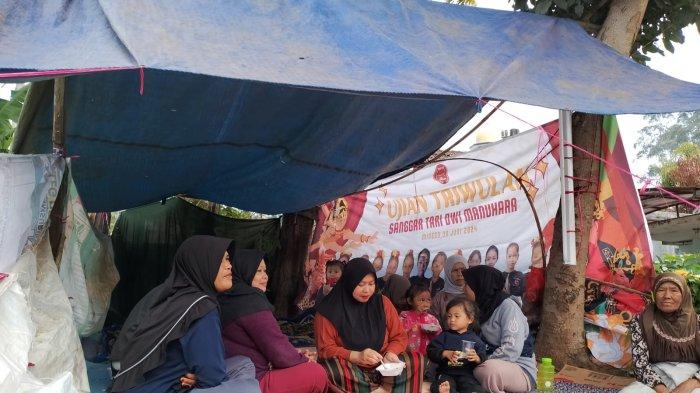 Makan Singkong dan Seblak, Korban Gempa di Kampung Hamerang Kertasari ...